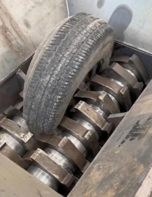 Cina MCS-1800 Scrap Car Truck Tire Bumper Tire Shredder Machine di riciclaggio schermo rotante in vendita