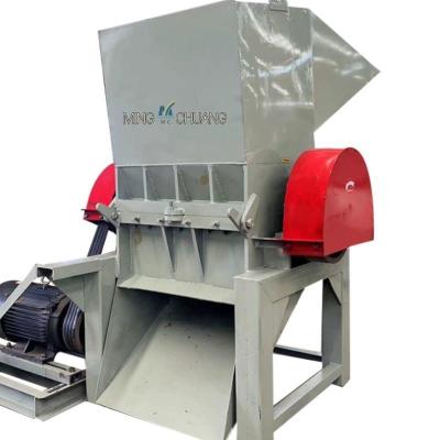Cina Miscelazione di materie prime blocchi di gomma Macchina di frantumazione Riciclaggio competitivo Peso 700 kg in vendita