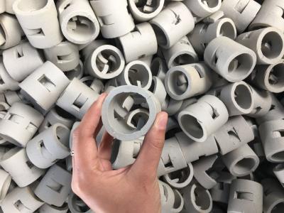 China Keramische willekeurige verpakking Pall verpakking ring voor adsorptie kolom Te koop