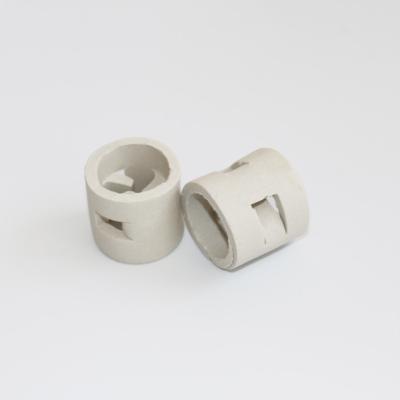 Cina 16mm 25mm 38mm 50mm Ceramica Pall Ring Tower Packaging per colonna di assorbimento in vendita