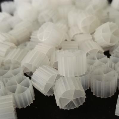 Cina Medi filtranti galleggianti biologici in HDPE per stagni 10*7 mm in vendita