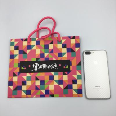 Cina regalo cosmetico promozionale di giorno di Art Paper Pink For Mothers dei sacchetti della spesa di PMS 250gram in vendita