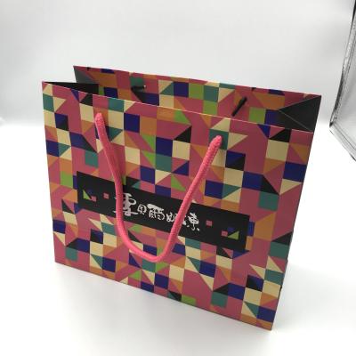 Cina regalo cosmetico promozionale di giorno di Art Paper Pink For Mothers dei sacchetti della spesa di PMS 250gram in vendita