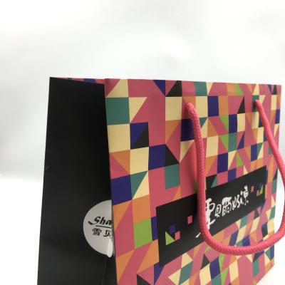 Cina regalo cosmetico promozionale di giorno di Art Paper Pink For Mothers dei sacchetti della spesa di PMS 250gram in vendita