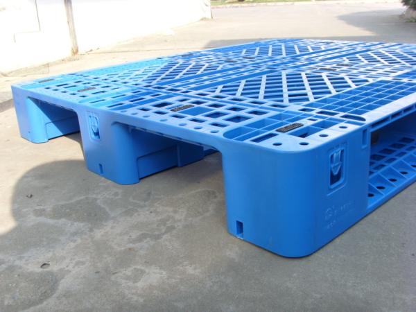 Quality Heavy Duty industrial stackable plastic pallets Loading Capacity of 4T and 1T for sale