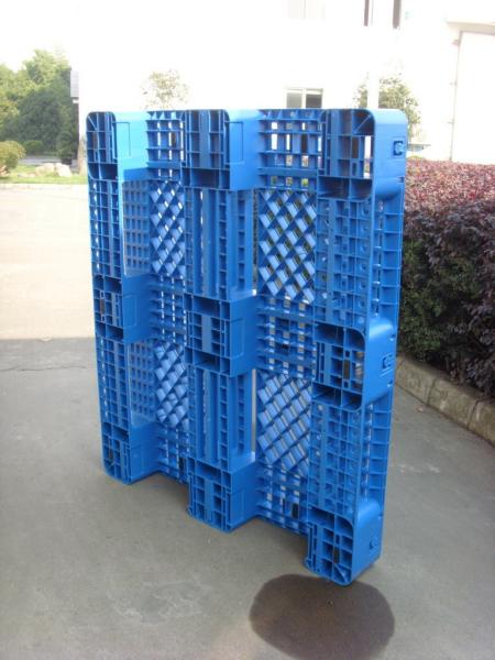 Quality Heavy Duty industrial stackable plastic pallets Loading Capacity of 4T and 1T for sale