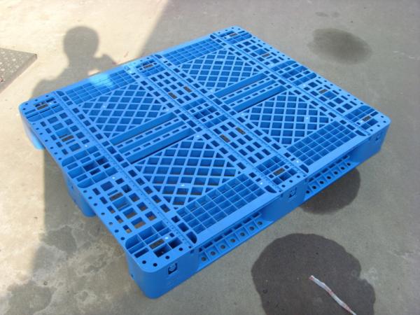 Quality Heavy Duty industrial stackable plastic pallets Loading Capacity of 4T and 1T for sale