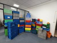 China 600×400 Attached Lid Container Reusable Nestable Plastic Crate Manufacturer for sale