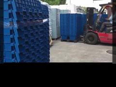 Caixa de plástico com tampa de dobradiça