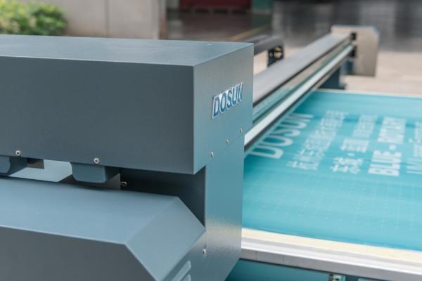 Automatischer Flachbettuv-laser Engarver für Textilschirm Bedsheet, Vorhang, Kleid