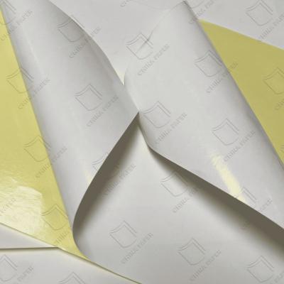 Cina 100% pasta di legno ad alta luminosità adesivo per etichette adesivo per avvertimenti di sicurezza e liste di imballaggio in vendita