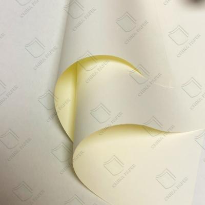 Китай Фабрика оптом 58GSM-200GSM Непокрытая / Облигационная / Бездеревянная кремовая желтая офсетная бумага продается