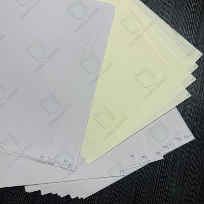 Китай 100% необработанная древесная целлюлоза без покрытия древесина Оффсетная бумага / бумажка с облигациями Единая плотность и отличная печатность продается