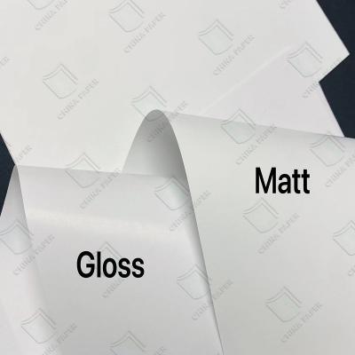 China Blanco Superficie lisa 128gm Papel de arte brillante de dos lados recubierto para el embalaje de hojas en venta