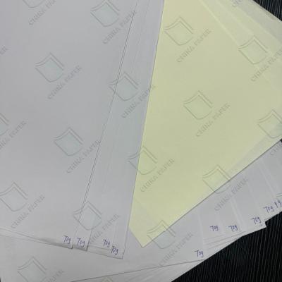 Китай 50GSM-120GSM Непокрытая бездеревянная кремовая желтовато-белая офсетная бумага изготовлена из 100% девственной деревянной целлюлозы продается