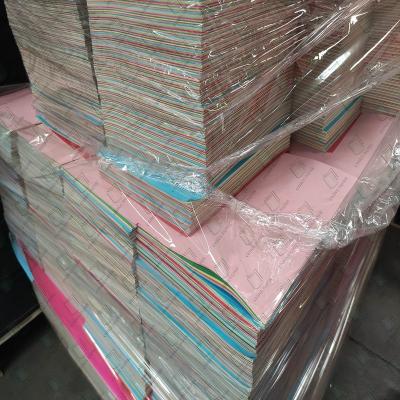 Китай 100% необработанная древесная целлюлоза/смешанная целлюлоза Неуглеродная копировальная бумага Самокопировальная бумага NCR 3 слойная бумага для непрерывной печати продается