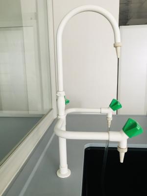 Cina Rubinetto di acqua a tre corsie degli accessori del laboratorio con la bolla della maniglia dei pp in vendita