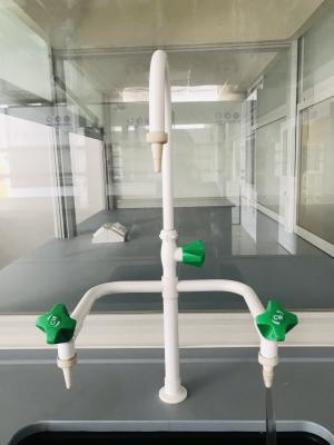 Cina Rubinetto di acqua a tre corsie degli accessori del laboratorio con la bolla della maniglia dei pp in vendita
