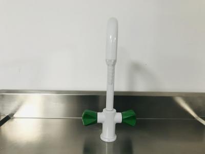 Cina Rubinetto di acqua a tre corsie degli accessori del laboratorio con la bolla della maniglia dei pp in vendita