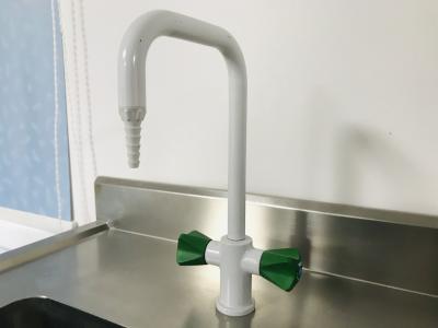 Cina Rubinetto di acqua a tre corsie degli accessori del laboratorio con la bolla della maniglia dei pp in vendita