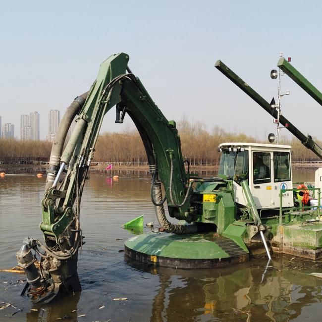 Versatile Amphibious Dredger with Multifunctional Attachments in China