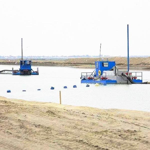 Water suction dredger with jet head in operation