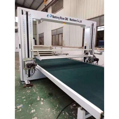 中国 Professional Factory Equipment Sponge Mattress Cutting Machine Foam Shaped CNC Cutting Machine 販売のため
