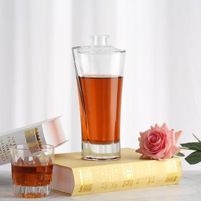 China Garrafa de vidro de pedra transparente de 500 ml para bebidas alcoólicas de design competitivo e sofisticado à venda