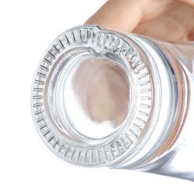 China Garrafa de vidro de pedra transparente de 500 ml para bebidas alcoólicas de design competitivo e sofisticado à venda