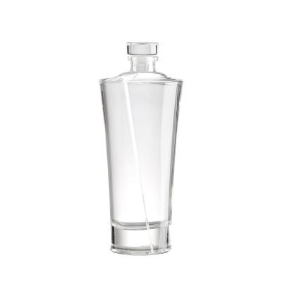 China Garrafa de vidro de pedra transparente de 500 ml para bebidas alcoólicas de design competitivo e sofisticado à venda