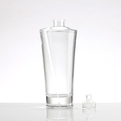China Garrafa de vidro de pedra transparente de 500 ml para bebidas alcoólicas de design competitivo e sofisticado à venda