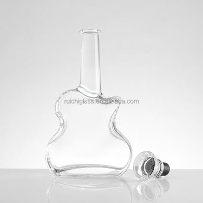 Cina Bottiglie di vetro a forma di chitarra da 750 ml per bar da festa Super Flint Glass Vodka Wine Flasci in vendita