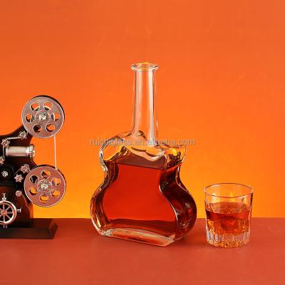 Cina Bottiglie di vetro a forma di chitarra da 750 ml per bar da festa Super Flint Glass Vodka Wine Flasci in vendita