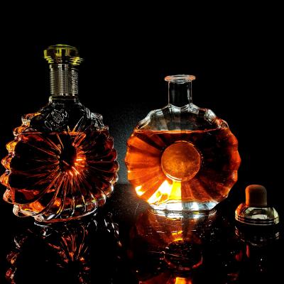 China Customize tipo de vedação forma clássica impressão de tela de vidro garrafas de licor para bar à venda