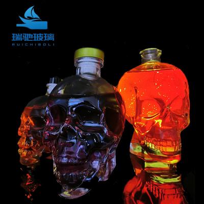 China Personalizar Crânio Forma Estampagem a Quente Impressão de tela 750ml Garrafa de vidro de licor com tampa à venda