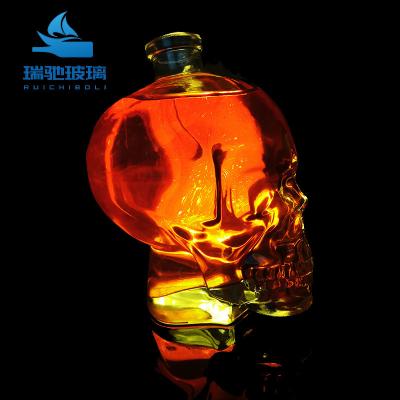 China Personalizar Crânio Forma Estampagem a Quente Impressão de tela 750ml Garrafa de vidro de licor com tampa à venda