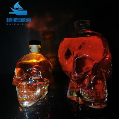 China Personalizar Crânio Forma Estampagem a Quente Impressão de tela 750ml Garrafa de vidro de licor com tampa à venda