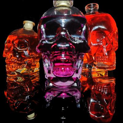 China Personalizar Crânio Forma Estampagem a Quente Impressão de tela 750ml Garrafa de vidro de licor com tampa à venda