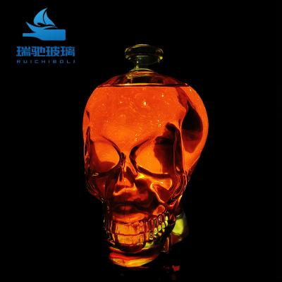 China Personalizar Crânio Forma Estampagem a Quente Impressão de tela 750ml Garrafa de vidro de licor com tampa à venda