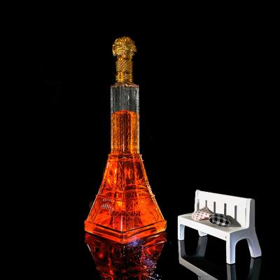 China Customize 500ml 700ml Torre Eiffel Forma Liquor Garrafa de Vinho com vedação personalizada à venda