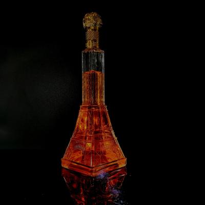 China Customize 500ml 700ml Torre Eiffel Forma Liquor Garrafa de Vinho com vedação personalizada à venda