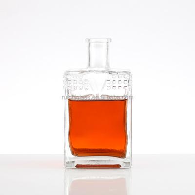 China Tipo de vedação personalizado Garrafa de vidro limpo e vazio 700 ml 750 ml garrafa de vodka rum à venda