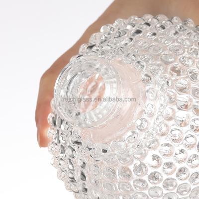 China Garrafa de vidro transparente de 500 ml de 700 ml de 750 ml de capacidade em forma triangular para brandy à venda