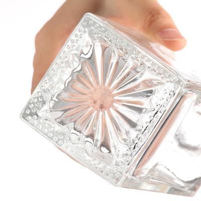 Cina Stampaggio a caldo Manipolazione superficiale Personalizzare 700ml Forma quadrata Bottiglia di vetro di vodka trasparente in vendita