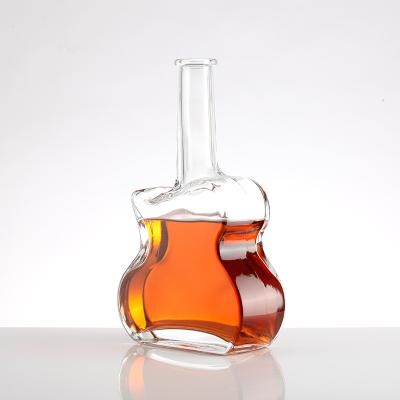 China 750ml Guitarra em forma de garrafas de vidro para personalizado Vodka e Whisky personalizado fazer personalizado à venda
