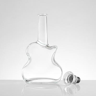 China 750ml Guitarra em forma de garrafas de vidro para personalizado Vodka e Whisky personalizado fazer personalizado à venda