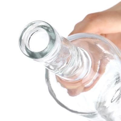 中国 カスタマイズされた透明ガラスジンボトル 500ml 750ml 冷凍酒 ウォッカ 販売のため