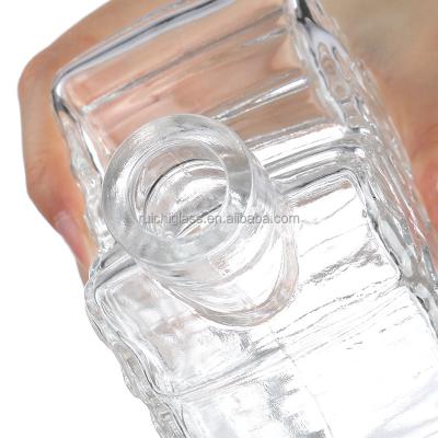 Cina 500 ml 700 ml Forma di foglia di acero Vetro Spirito Liquore Vino Whisky Vodka Bottiglia Con Capo in vendita