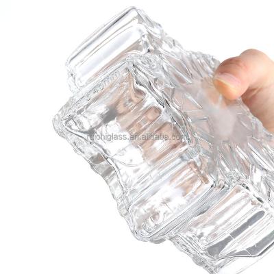 Cina Super Flint Glass Maple Leaf Shaped Wine Whiskey Vodka Brandy Bottiglia 250ml 500ml 700ml in vendita