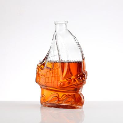 Cina Bottiglia a forma di barchetta di vetro di super pietra 500 ml 750 ml con superficie di stampaggio a caldo in vendita